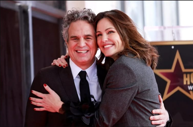 Jennifer Garner Looks Pretty as a Picture in Diamante-Trim Suit for ...